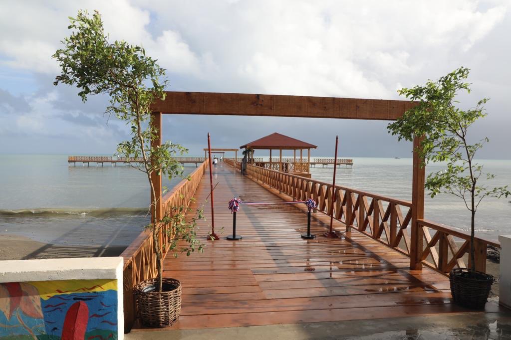 Abinader inaugura muelle turístico en Miches
